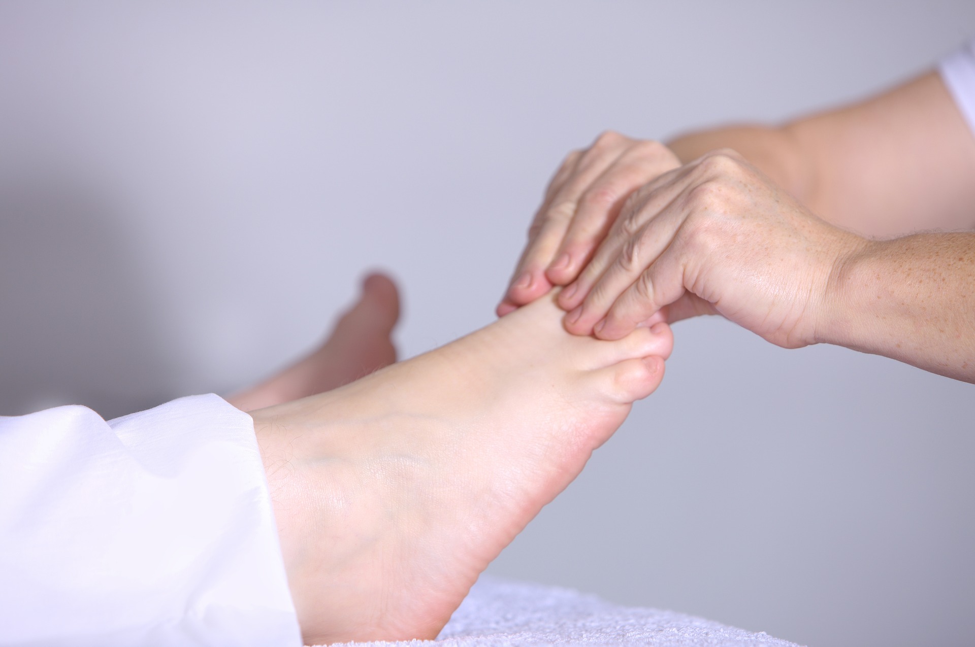 ¿Por qué se hinchan los pies? Causas y recomendaciones | Clínica Guinova